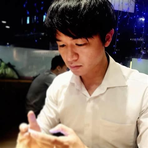 請問一歲半的小孩 可以自己洗澡時放任 她獨自在安全的圍欄裡爆哭嗎 她不喜歡我離開她視線 洗澡大概只花10分多鐘 但基本上出來就是得到一個