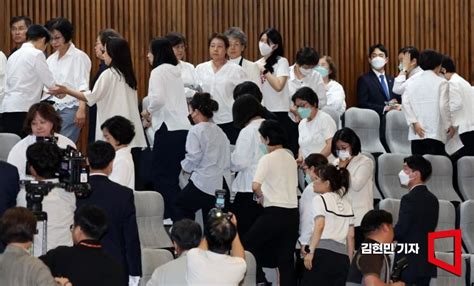 포토 간호법 제정안 최종 부결 본회의장 떠나는 간호사들 아시아경제