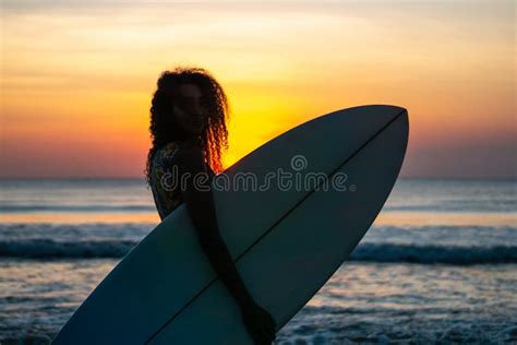 Retrato De Mujer Surfista Con Hermoso Cuerpo En La Playa Con Tabla De