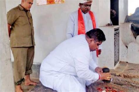 සමන්තව හැඳි ගෑවෙන්න චාමර සම්පත් සීනිගම දේවාලයේ මිරිස් ඇඹරූ හැටි