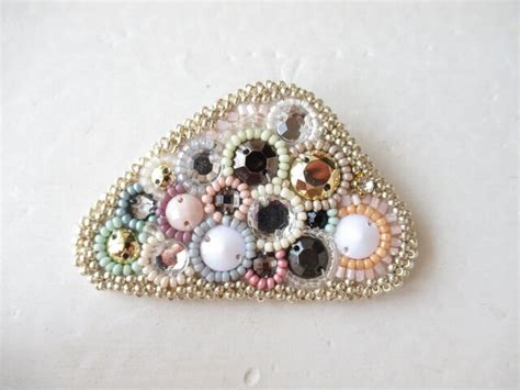 きらきらビジューのさんかくブローチ・ゴールド Iichi ハンドメイド・クラフト作品・手仕事品の通販