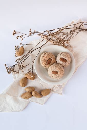 Almendrados 만두 또는 아몬드 설탕 및 달걀 노른자로 만든 전형적인 비스킷 흰색 배경에 아몬드 케이크 0명에 대한 스톡