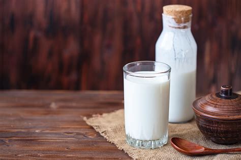 집에서 만든 케 피어 테이블에 유리 Probiotics와 요구르트 차가운 발효 유제품 음료 유행 음식 및 음료 복사 공간 소박한