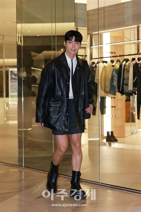 [슬라이드 화보] 박보검 각선미 Cg인줄 남자다리가 이렇게 이쁠일 아주경제 Korean Actors Actors Picture Poses