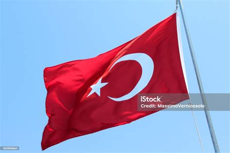 화이트 스타와 깃대에 빨간 터키 소위와 국기에 초승달의 푸른 하늘 배경에 바람에 빨라 0명에 대한 스톡 사진 및 기타 이미지 0명 국기 기 Istock