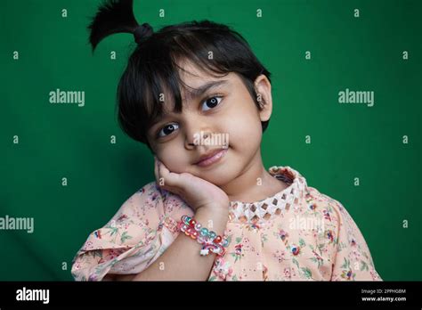 Portrait De Petite Fille Mignonne Innocente Donnant à Son Meilleur