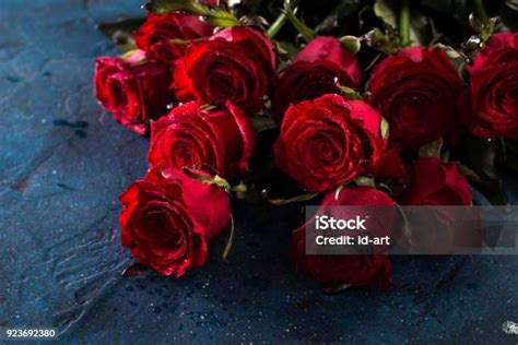 빨간 장미 꽃이 게의 빨간 장미 발렌타인 꽃다발에서 만든 고급 꽃다발 0명에 대한 스톡 사진 및 기타 이미지 0명 3월 결혼식 Istock