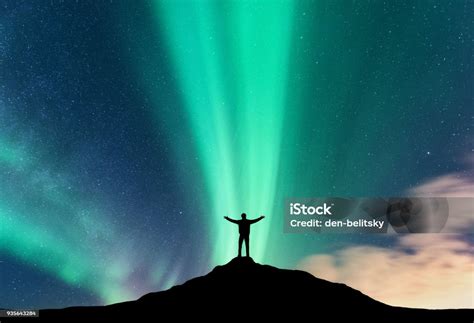 오로라 보 리 얼 리스와 서 남자의 실루엣 사람들에 대한 스톡 사진 및 기타 이미지 사람들 오로라 현상 개념 Istock