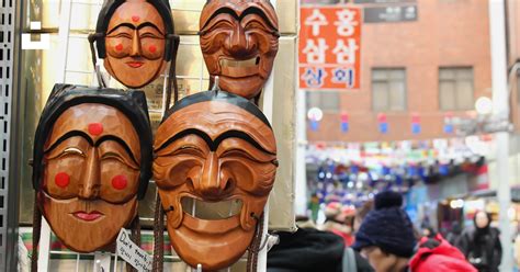 갈색 마스크를 쓴 검은 재킷을 입은 남자 사진 Unsplash의 무료 종로4가 이미지