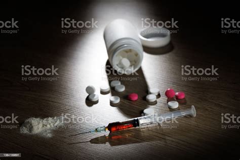 마약 중독 개념 국제 날 마약 주사기와 숟가락에 요리 헤로인에 대한 중지 0명에 대한 스톡 사진 및 기타 이미지 0명 개념