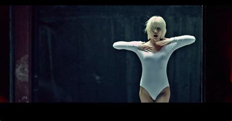 스테파니 컴백 티저 영상 섹시 금발 바디슈트 매혹