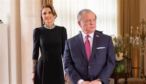 Adu Gaya Kate Middleton Dan Queen Rania Dengan Gaun Kerah Tinggi Di