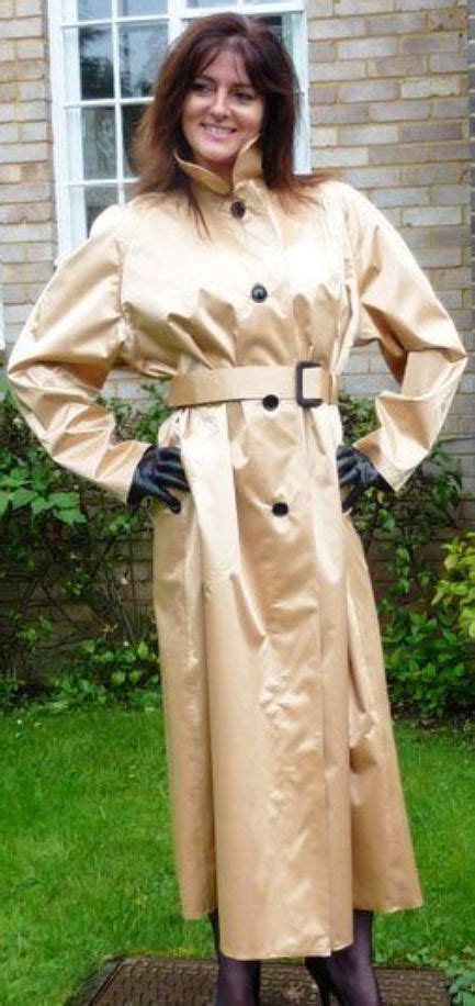 Happy In Her Rubberlined Satin Mackintosh Féminin Impermeable