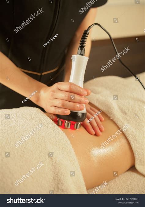 Asian Female Esthetician Performing Hyperknife Procedure库存照片2212858301