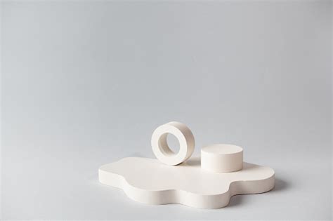 회색 배경에 흰색 연단 템플릿 프리젠 테이션 제품을 조롱 파스텔 색상은 기하학적 형태로 구성을 스타일화했습니다 최소한의 개념 제품 모형 Fashion Show에 대한 스톡