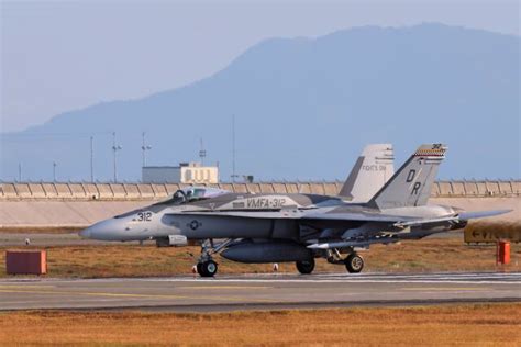 アメリカ海兵隊 McDonnell Douglas F A 18 Hornet 165227 岩国空港 航空フォト by