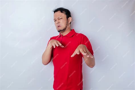 Привлекательный азиатский мужчина с жестом руки представляет отказ или