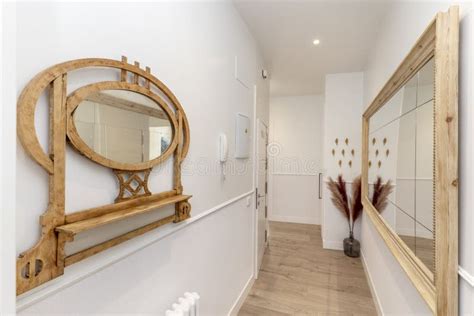 Hal Van Vakantieverhuurde Woningen Met Constructiespiegels Met Rauwe