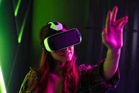 Vr 헤드셋을 사용하여 디지털 세계를 탐험하는 여성 게이머 20 29세에 대한 스톡 사진 및 기타 이미지 20 29세
