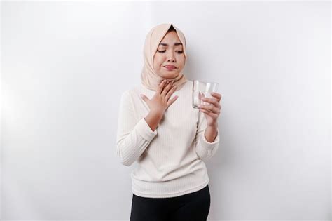 Premium Photo An Asian Muslim Woman Feels So Thirsty Because Of The