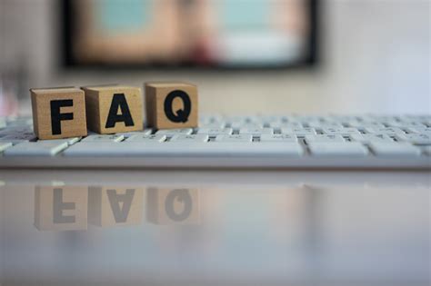 키보드에 놓인 나무 큐브에 대한 Faq 메시지 자주 묻는 질문 개념에 대한 스톡 사진 및 기타 이미지 개념 검색 대답하기 Istock