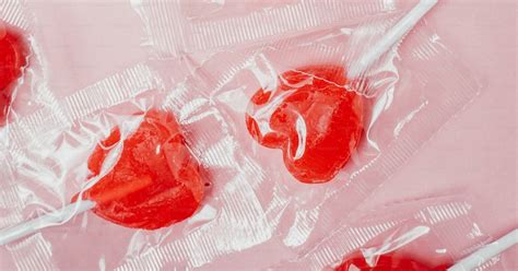 분홍색 배경에 하트 모양의 막대 사탕 무리 사진 Unsplash의 발렌타인 이미지