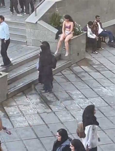 بالاترین دختر دانشجوی دانشگاه علوم تحقیقات تهران در اعتراض به حجاب