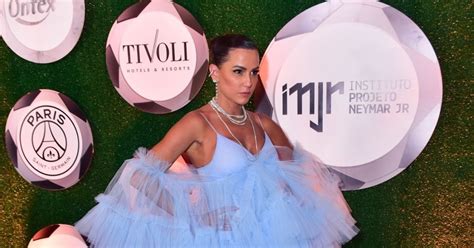 Deborah Secco Posou Com Vestido Volumoso De Tule Purebreak