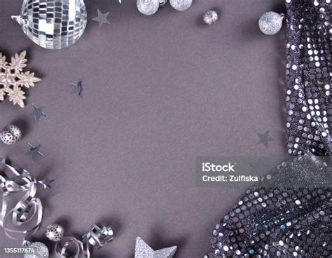 실버 장난감 별 회색 배경에 공 크리스마스 장식 맨 위 보기입니다 공간을 복사합니다 강림절에 대한 스톡 사진 및 기타 이미지 Istock