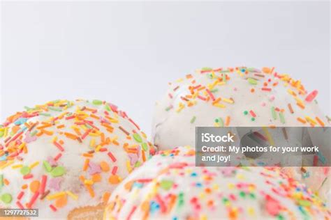 여러 가지 색상의 뿌리에 부활절 케이크 세트 기독교 부활절 빵축제 테이블에 부활절 케이크 귀여운에 대한 스톡 사진 및 기타 이미지 귀여운 달걀 닭고기 Istock