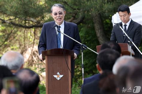 인사말 전하는 송상현 명예교수 뉴스1