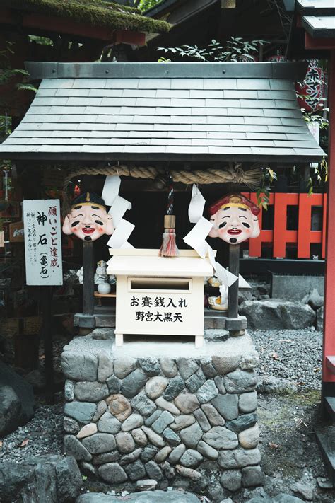 Kitsune 가드 건축 경치 고대의 고요한 공공 공원 공원 길 나무 녹지 돌 동상 문화 문화 유산