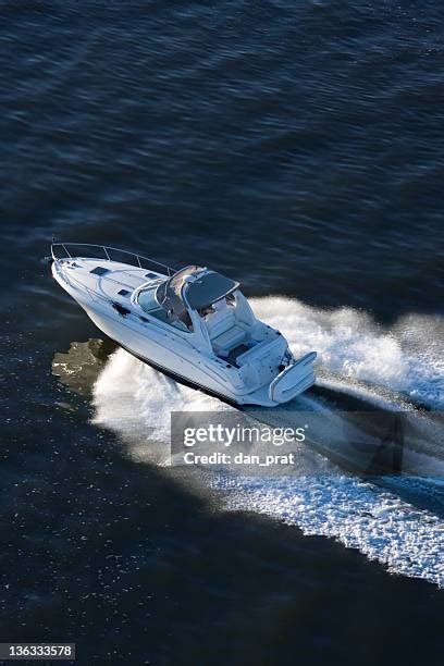 Speed Boat Wake Photos And Premium High Res Pictures Getty Images