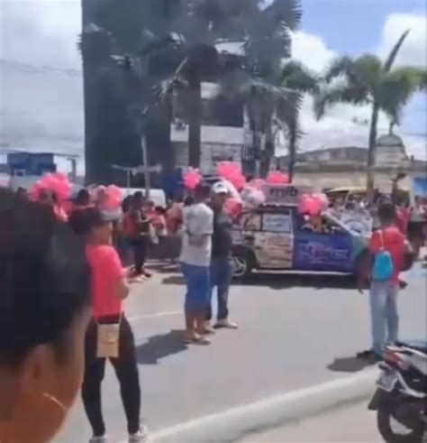 Pais De Crianças Com Necessidades Especiais Protestam Em Frente A