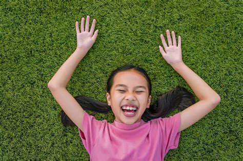 아시아 여자의 거짓말 여유롭게 잔디 바닥에 아이 미소를 보고 감정에 대한 스톡 사진 및 기타 이미지 감정 건강한 생활방식