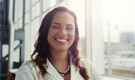 Wanita Bisnis Yang Bahagia Startup Dan Potret Di Dekat Jendela Kantor