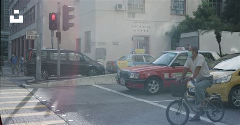 Foto Hombre Con Camisa Blanca Y Pantalón Negro Parado En La Acera