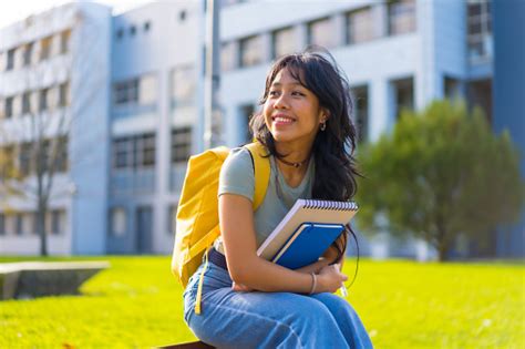 Gadis Asia Di Kampus Siswa Menikmati Kelas Tersenyum Di Perguruan