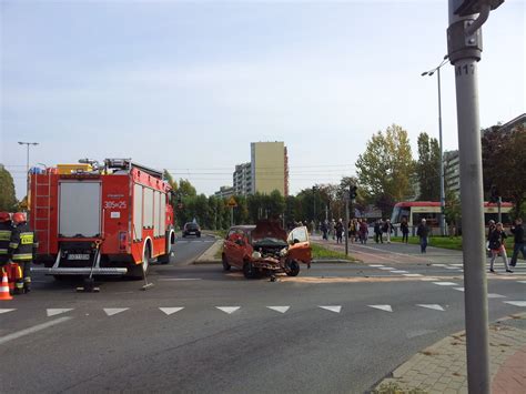 Zderzenie karetki z autem osobowym na skrzyżowaniu Kołobrzeskiej z Chłopską ZDJĘCIA Gdańsk
