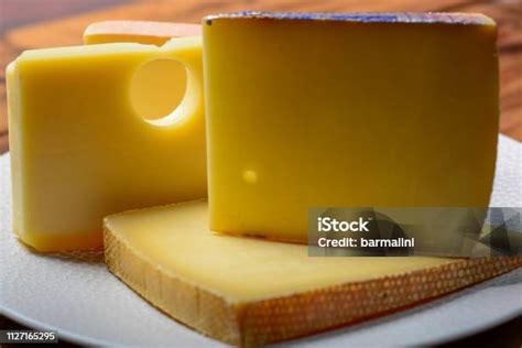 스위스의 에멘탈 또는 Emmentaler 매체 하드 치즈 둥근 구멍 Gruyere 아펜젤러와 전통적인 치즈 퐁듀와 그 라 탕에 사용 하는 라 클 렛 치즈 0명에 대한 스톡