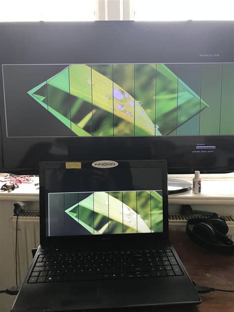 the connected display login screen is centred but the laptop screen
