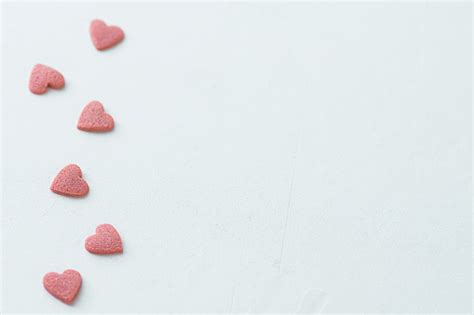 분홍색 빨간색 설탕 흰색 배경 테두리 프레임에 흩어져 심장 모양에서 사탕 스프링 발렌타인 로맨스 생일 자선 기호 인사말 카드 포스터 템플릿 0명에 대한 스톡 사진 및 기타