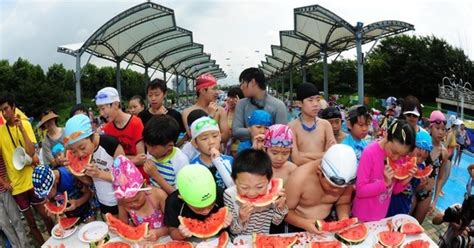 [사진]수영장에서 수박 빨리먹기