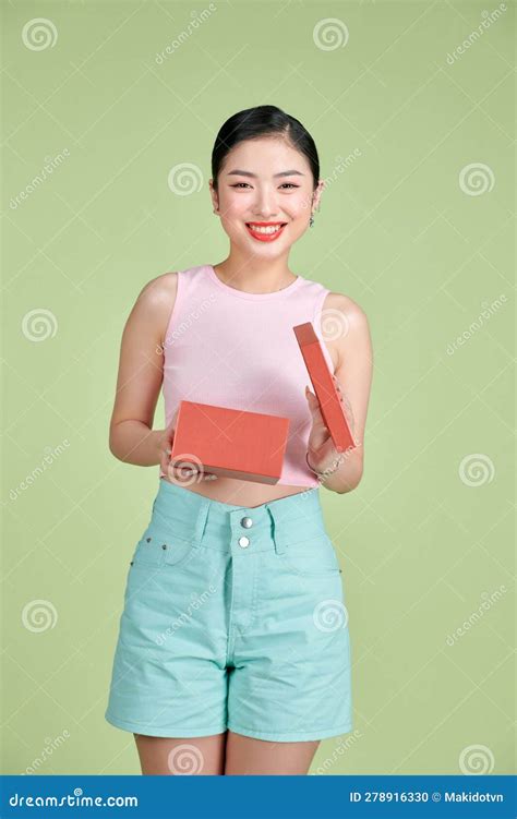 Jovencita Alegre Abriendo Caja De Regalo Aislada En Un Fondo Blanco