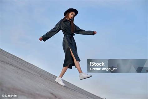 검은 둥근 모자와 호수 연못 근처 가죽 비옷을 입은 뷰티 패션 여성 석양을 바라보며 초상화 소녀 아름다운 메이크업과 입술에 밝은 빨간 립스틱 패션에 대한 스톡 사진 및 기타