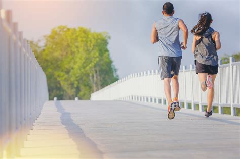 Parejas Jóvenes Corriendo Corriendo En La Carretera Corredor De