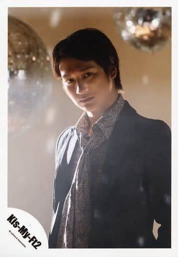 駿河屋 【買取】kis My Ft2宮田俊哉上半身・衣装黒白グレー・体斜め左向き・目線右15夏秋 パンフ＆グッズ公式生写真（男性生写真）