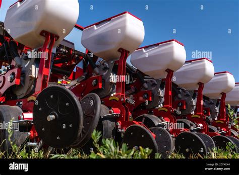 Seeding Machine Hi Res Stock Photography And Images Alamy