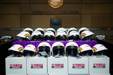 ยามาฮ่าเดินหน้าโครงการหมวกกันน็อกขนาดเล็กเพื่อสังคม ส่งมอบหมวก 200 ใบให้กับกรมการขนส่งทางบก