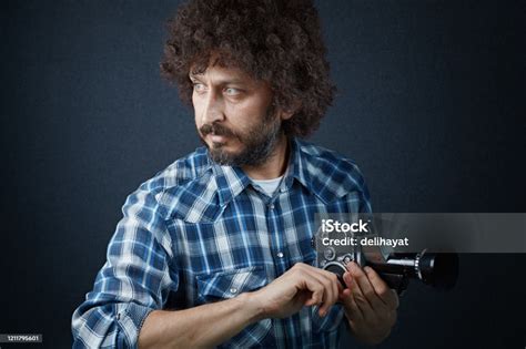 젊은 촬영 감독은 그것으로 장면을 촬영하기 전에 자신의 구식 필름 카메라를 조정 카메라 감독에 대한 스톡 사진 및 기타 이미지
